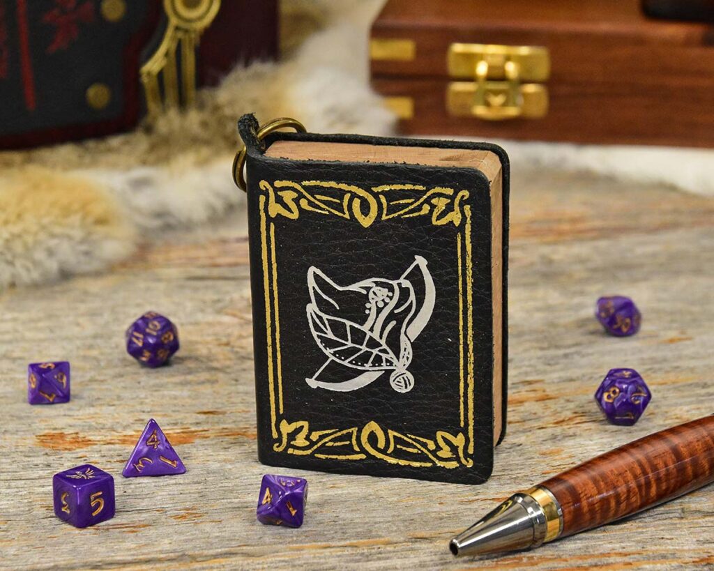 Keychain Spellbook Dice Box - Silver Cat Ranger on Onyx - Elderwood Academy